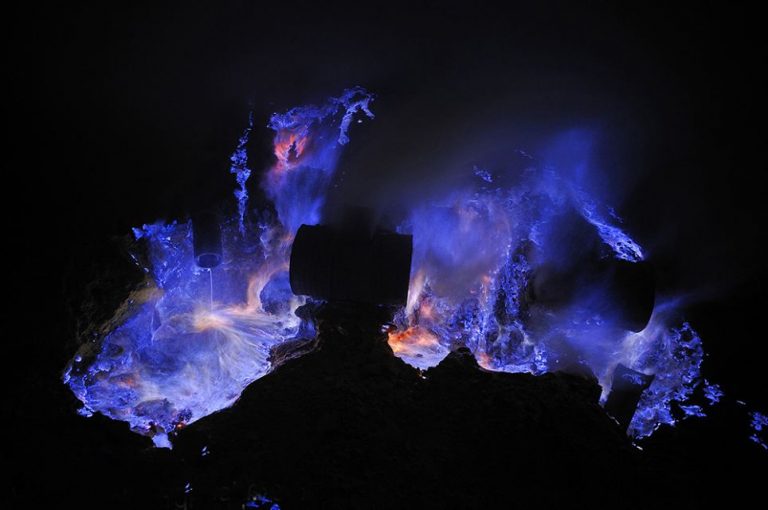 Blue Lava "Ijen volcano" | Geology Page