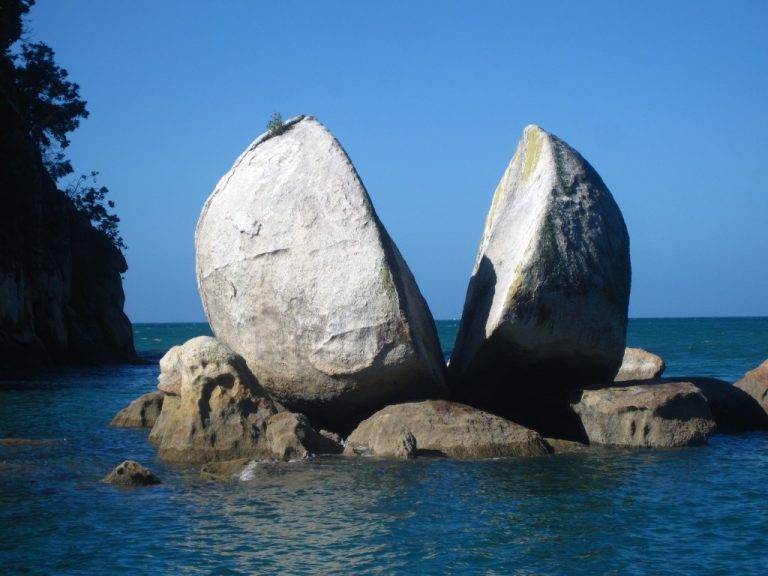 Split Apple Rock "Tokangawhā" | Geology Page