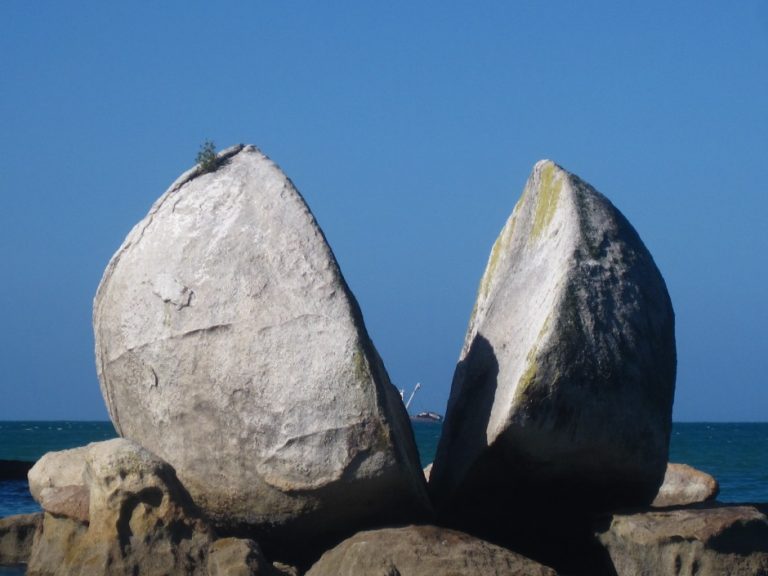 Split Apple Rock "Tokangawhā" | Geology Page