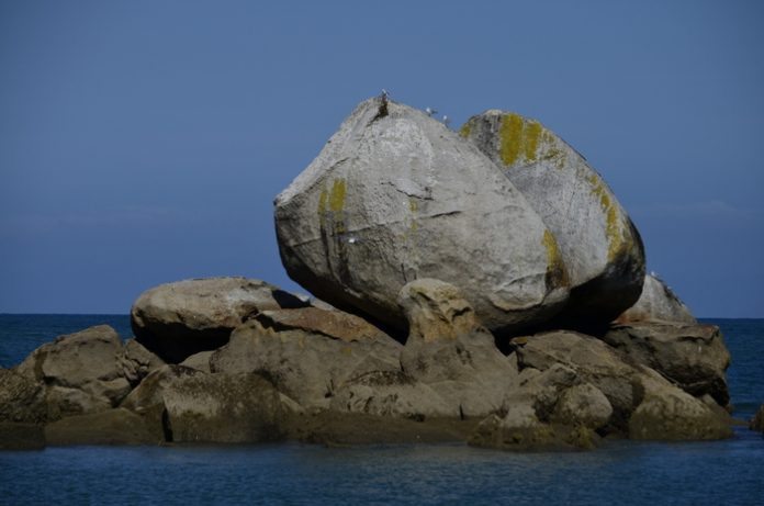Split Apple Rock "Tokangawhā" | Geology Page