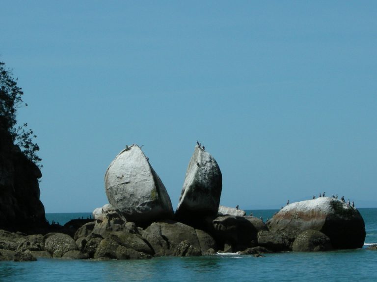 Split Apple Rock "Tokangawhā" | Geology Page